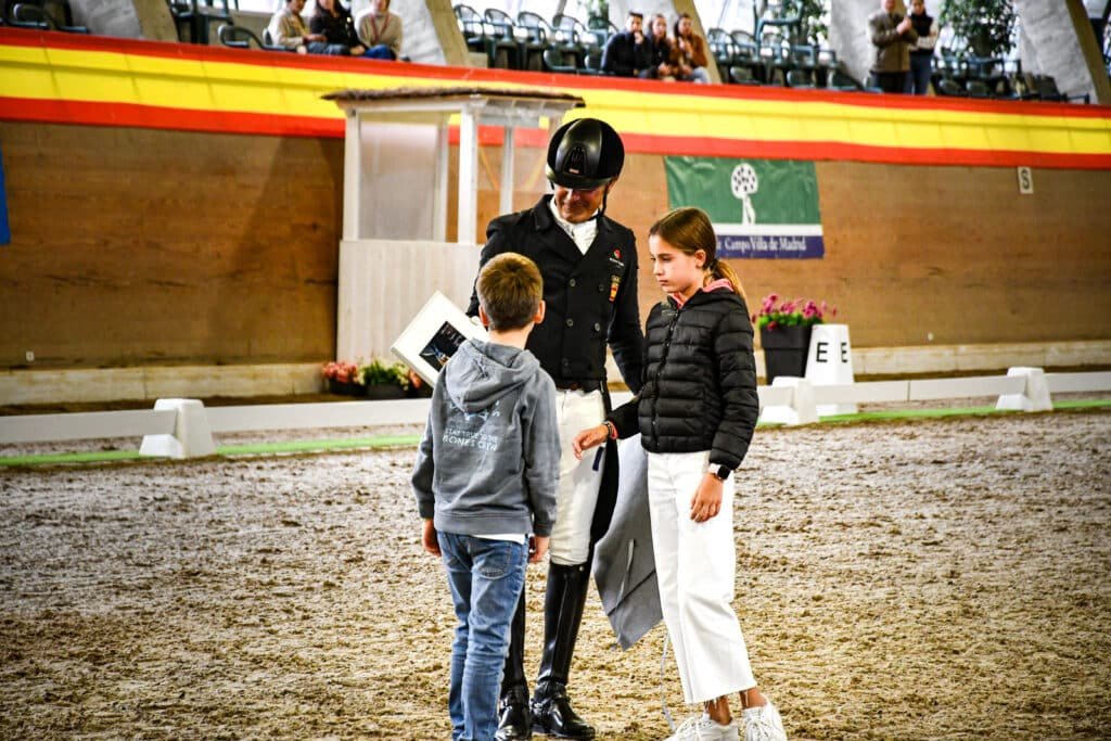 Feliz retiro, "Sorento 15". Vídeo del homenaje y dedicatoria de Mena ...